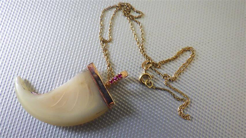 Necklaces & Pendants - Gorgeous Vintage 9 ct Gold Lion Claw Ruby Accent ...
