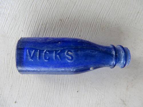Bottles - SMALL VINTAGE VICKS DROPS BOTTLE - 45 MM HIGH - AS PER SCAN ...