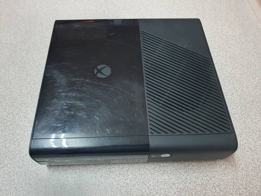 Xbox - Xbox 360 E 4GB with Kinect and 2 Controllers was sold for R1,250 ...