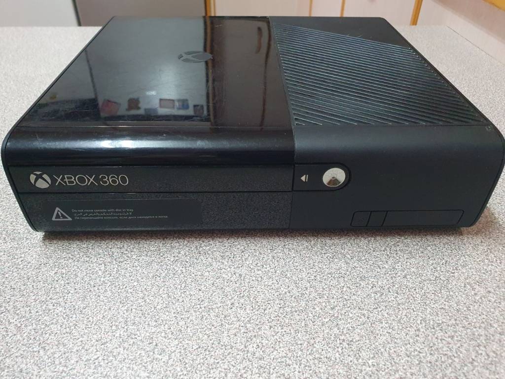 Xbox - Xbox 360 E 4GB with Kinect and 2 Controllers was sold for R1,250 ...