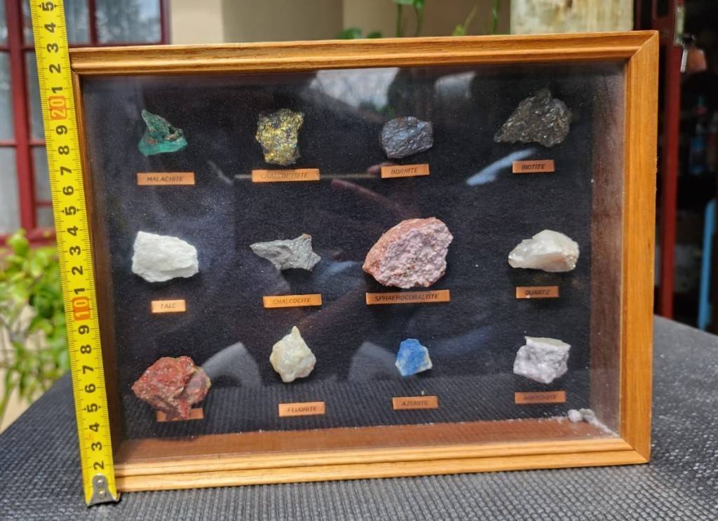 Rough Rock - Beautiful ROCK and MINERAL Collection in Wooden Display ...