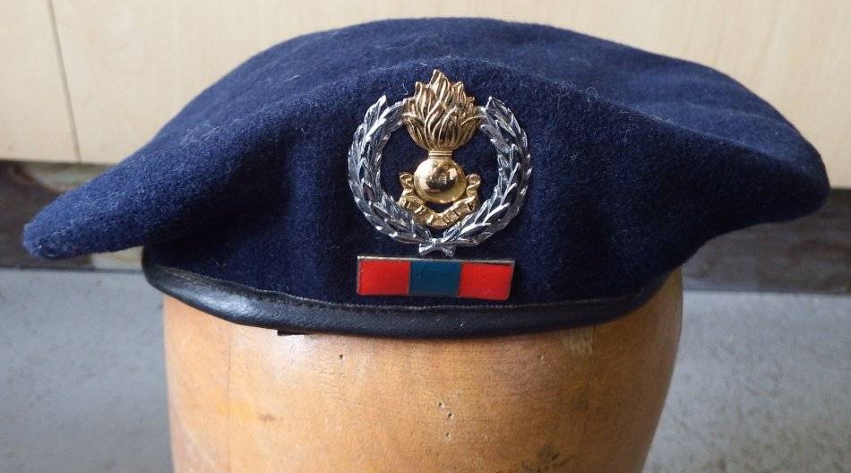 Headgear - SADF Engineers Corps beret with badge and balkie - Size 54 ...