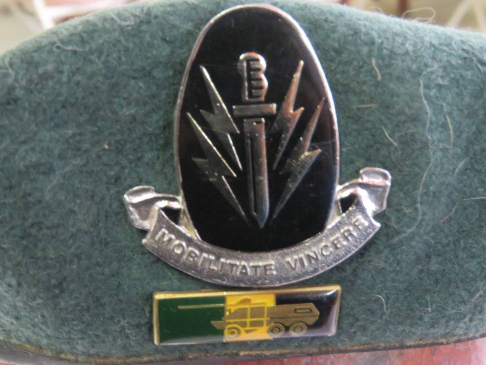 Headgear - SADF 61 Mech battalion group beret with badge and balkie ...