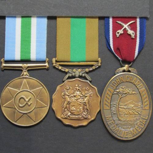 SADF & SANDF - SADF Border War Medal and badges display of Paratrooper ...
