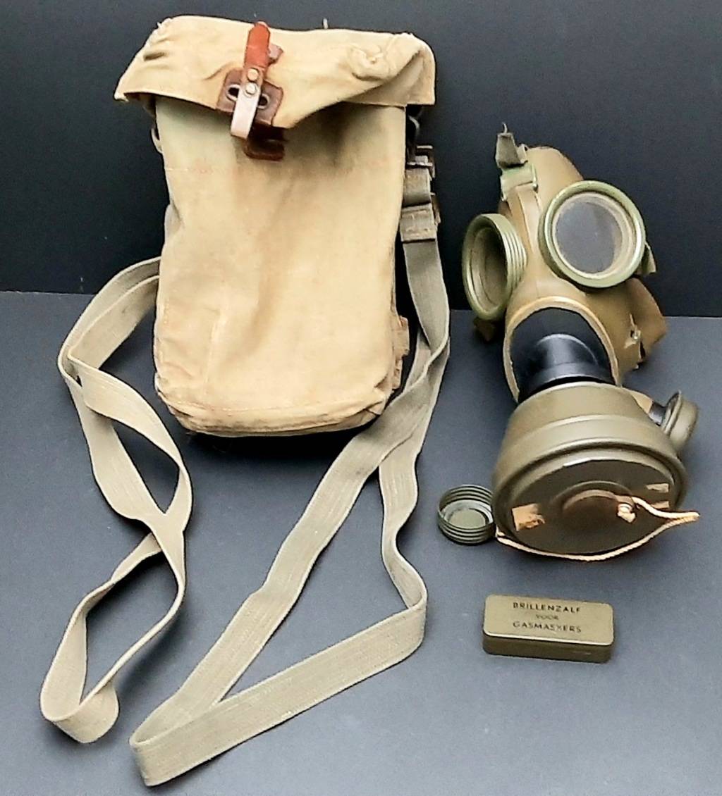 Kit - **1960s Rhodesian Army/ SADF : K62 Gas Mask w/ Webbing Bag ...
