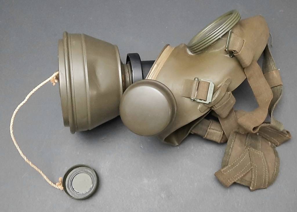 Kit - **1960s Rhodesian Army/ SADF : K62 Gas Mask w/ Webbing Bag ...