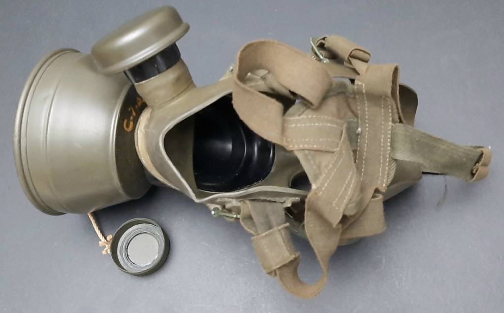 Kit - **1960s Rhodesian Army/ SADF : K62 Gas Mask w/ Webbing Bag ...