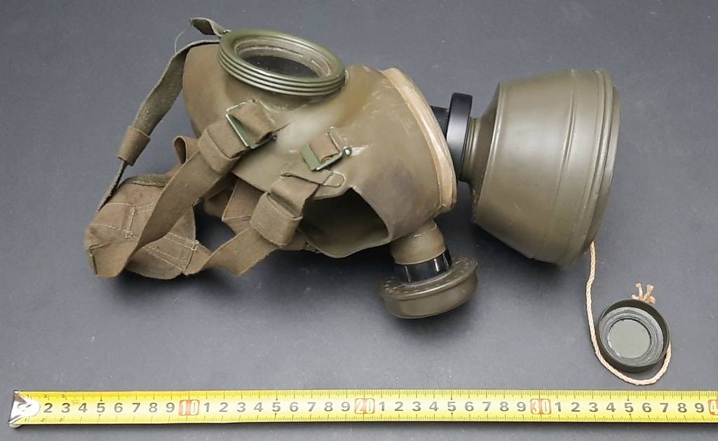 Kit - **1960s Rhodesian Army/ SADF : K62 Gas Mask w/ Webbing Bag ...