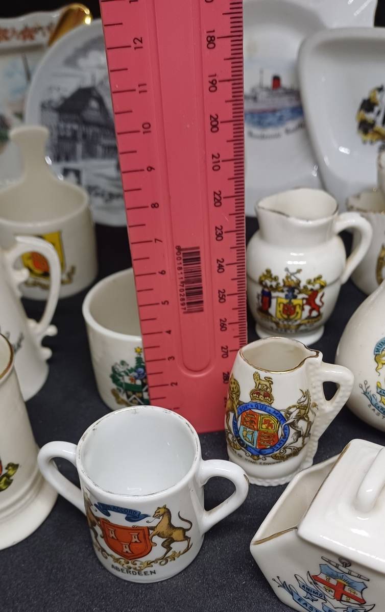 Other Porcelain & Ceramics - Collection of crested ware and other was ...