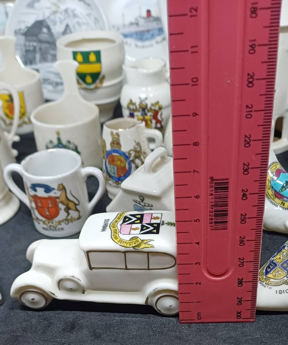Other Porcelain & Ceramics - Collection of crested ware and other was ...
