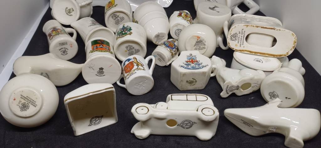 Other Porcelain & Ceramics - Collection of crested ware and other was ...