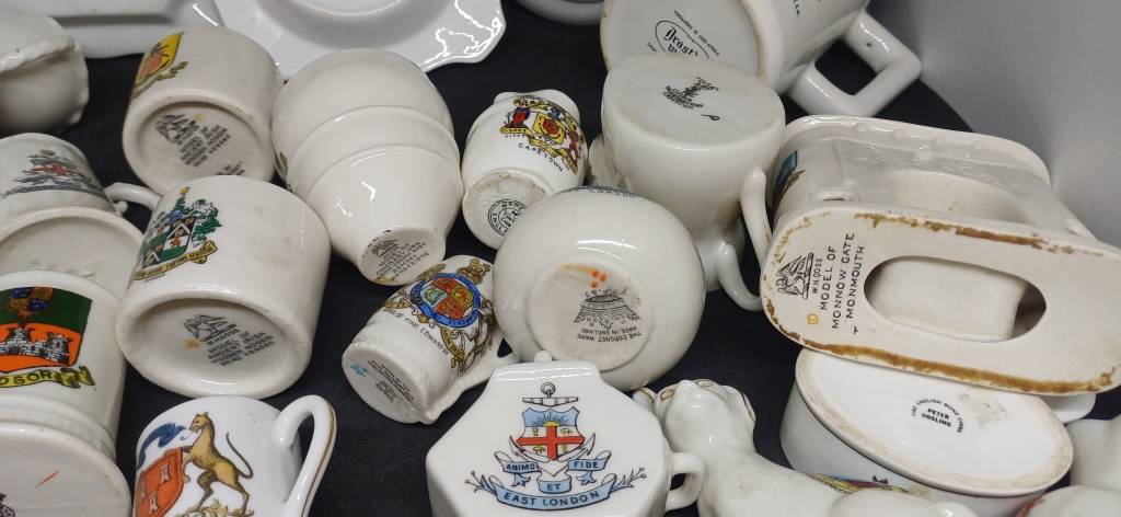 Other Porcelain & Ceramics - Collection of crested ware and other was ...