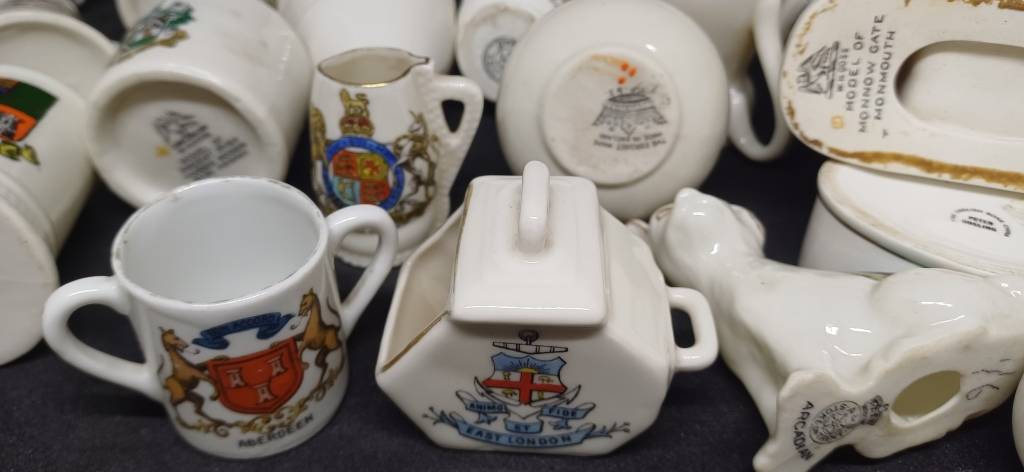 Other Porcelain & Ceramics - Collection of crested ware and other was ...