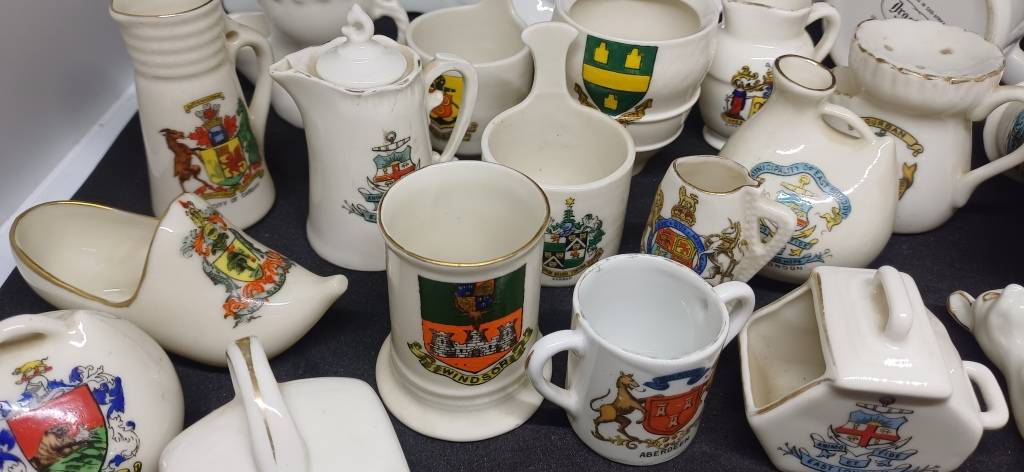 Other Porcelain & Ceramics - Collection of crested ware and other was ...