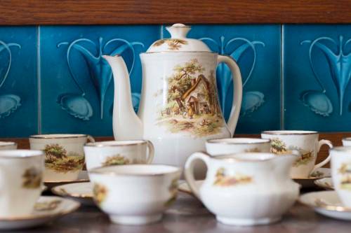 English Porcelain - Rare Cream and Gilt -- 20pc ALFRED MEAKIN Coffee ...