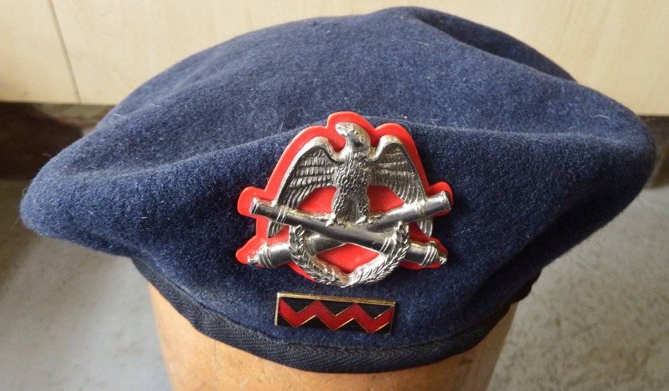 Headgear - SADF Artillery school beret with badge and balkie - Size 59 ...